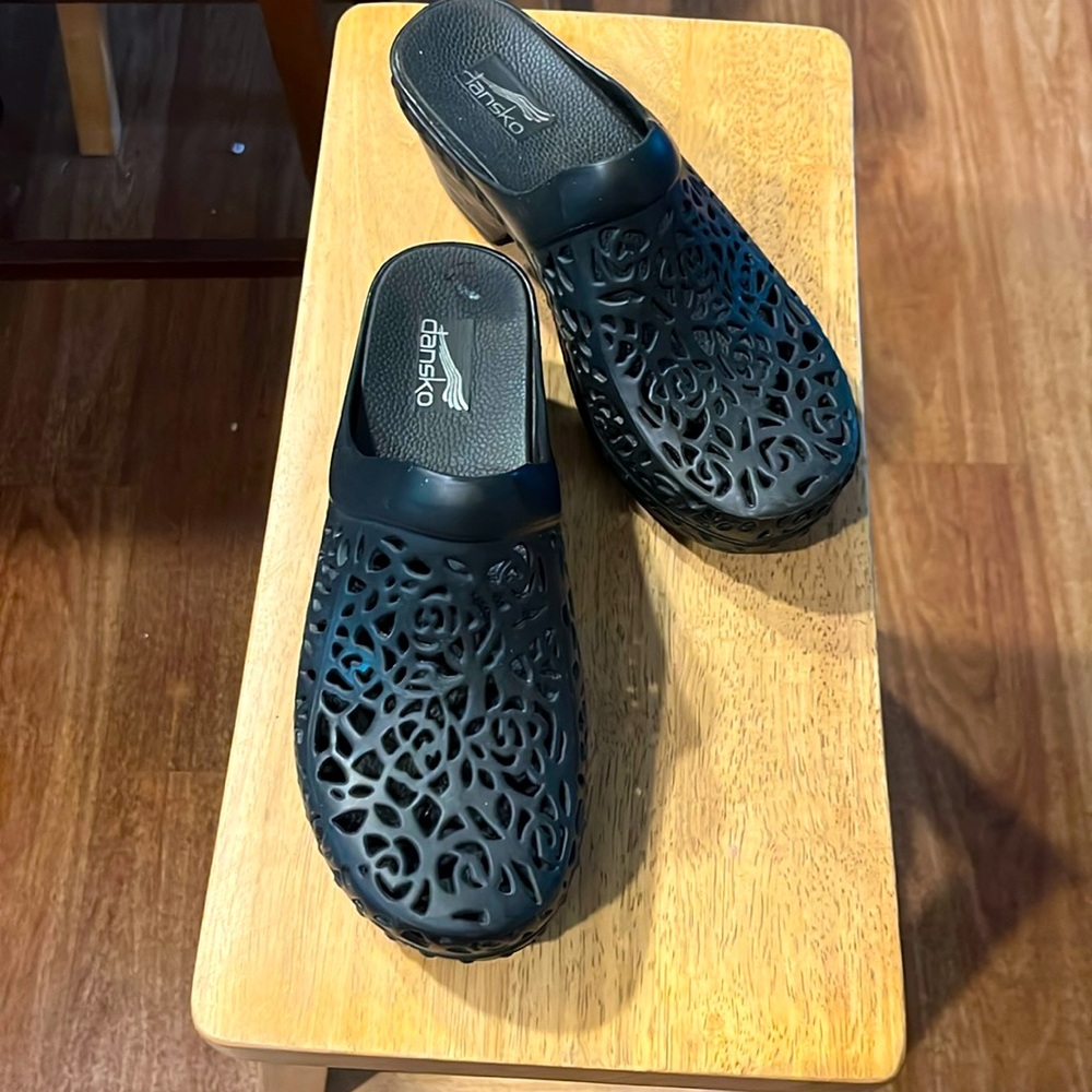 Dansko Pippa Black Laser Cut Floral Pattern Rubber Cl… - Gem